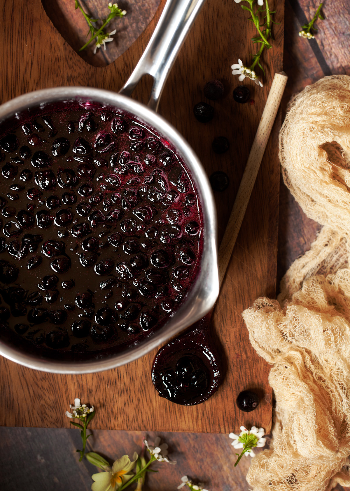 Apple and Blackcurrant Crumble - Littlesugarsnaps